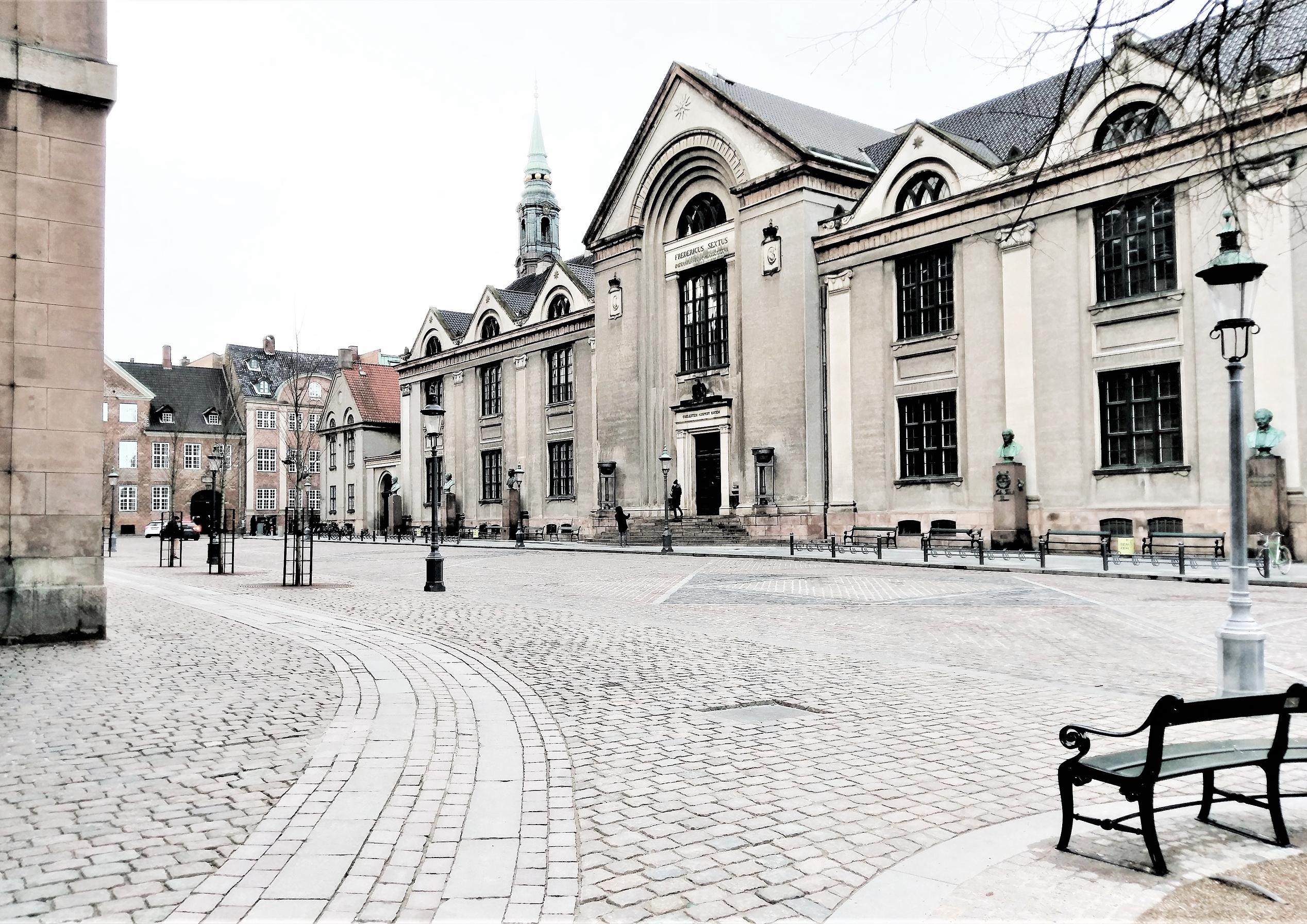 Frue Plads og St. Kannikestræde - LYTT